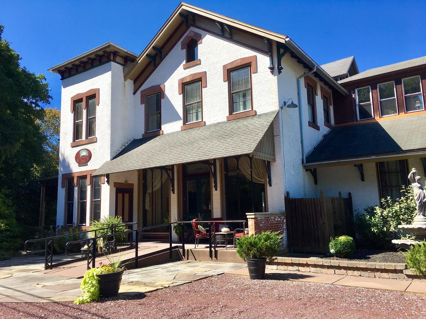 Art meets vintage at the Cornwall Inn - LebTown